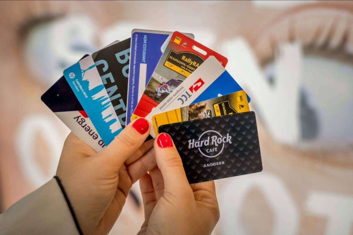 Innovación y precisión en el diseño e impresión de tarjetas PVC con la ...